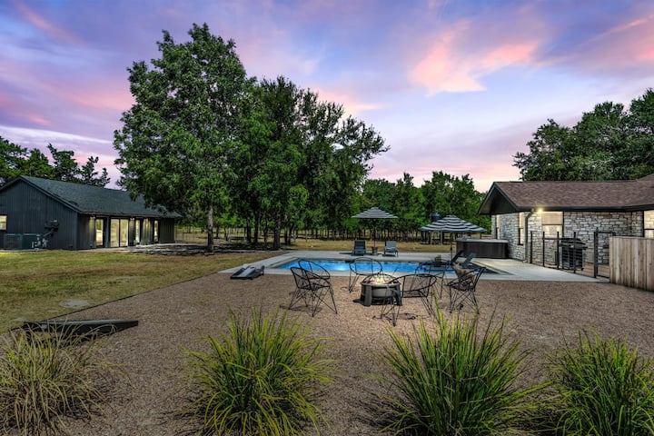 Luxury Oasis: Pool, Hot Tub, Games + Guesthouse - Elgin, TX