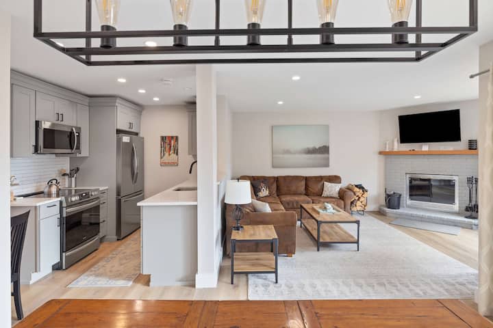 Okemo Ski-in/ski-out: Modern, Cozy 2-br Retreat - Ludlow, VT