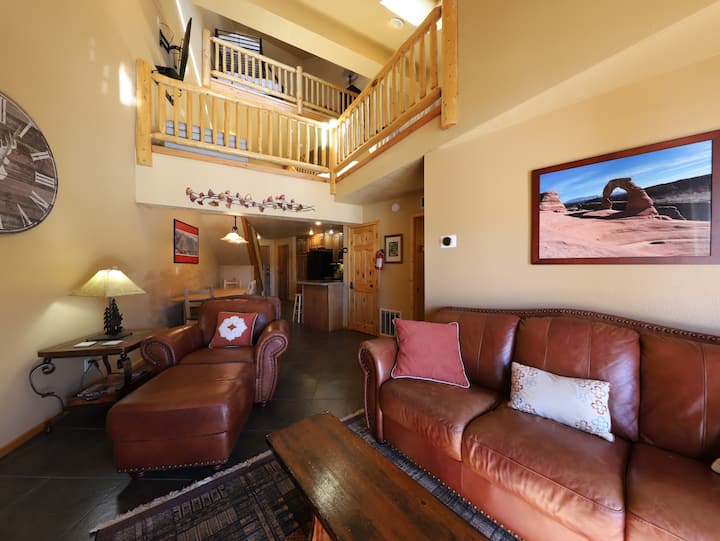 Cozy 3-level Condo W/ Loft Bedrooms W/ Fireplace - Brian Head, UT