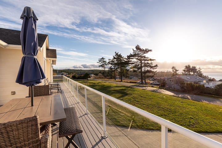 Luxe Retreat W/ Serenity View & Firelit Comfort - Coupeville, WA