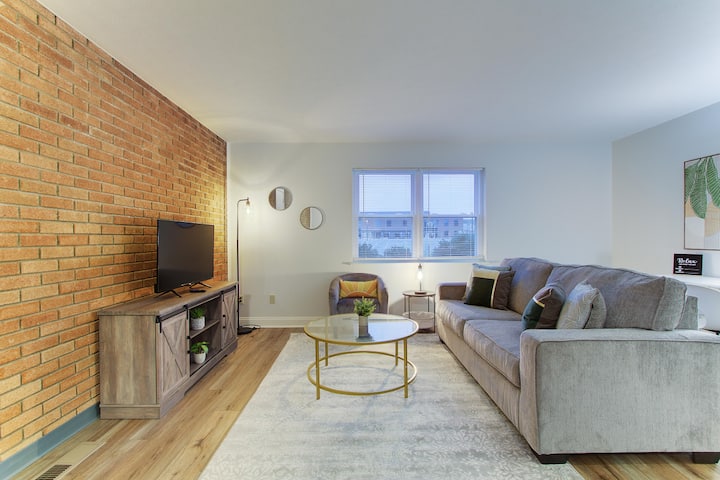 Stylish 2br Apt W/ Parking, Near Airport - Ohio (State)