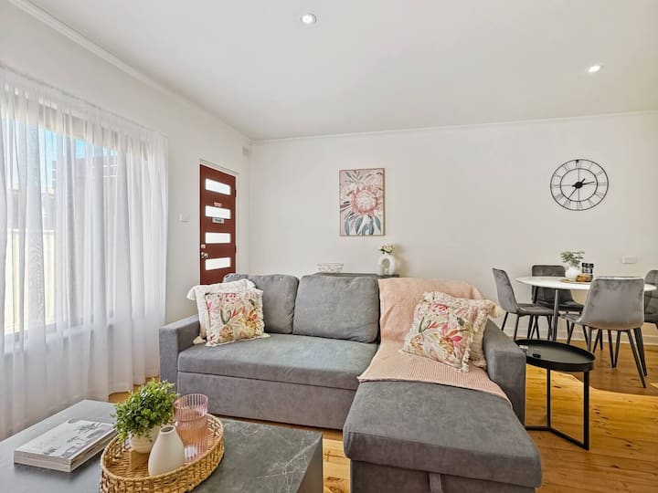 The Grange: Coastal Charm Near Henley Beach - Adelaide