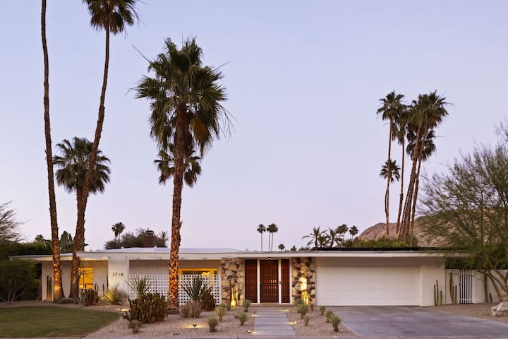 Ultra-luxe Private Mid-century Estate - Palm Springs