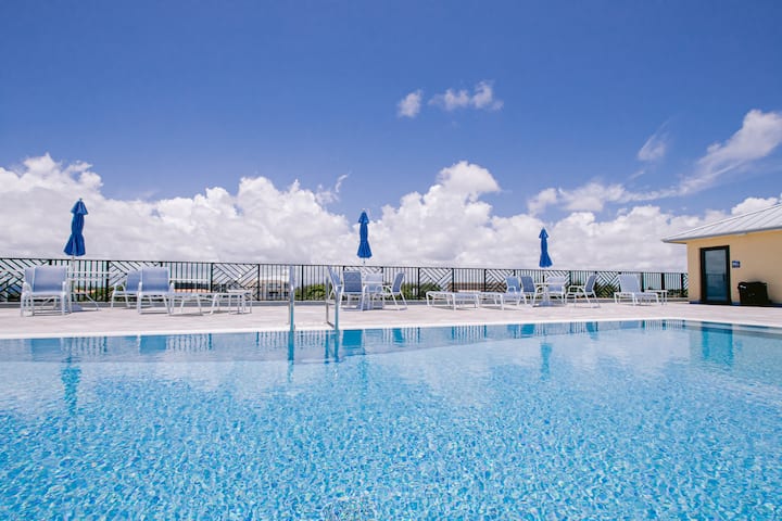 #200 Beachside 2br Apt, Rooftop Pool! - Deerfield Beach, FL