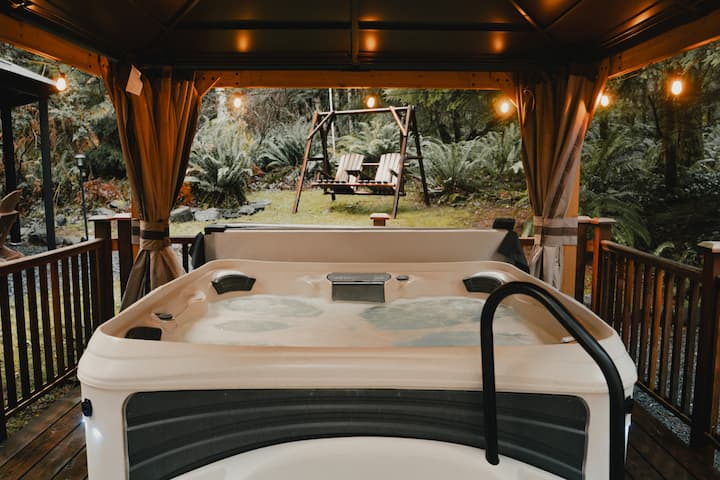 Private Cabin W/hot Tub 5 Miles To Mt Rainier - Ashford, WA