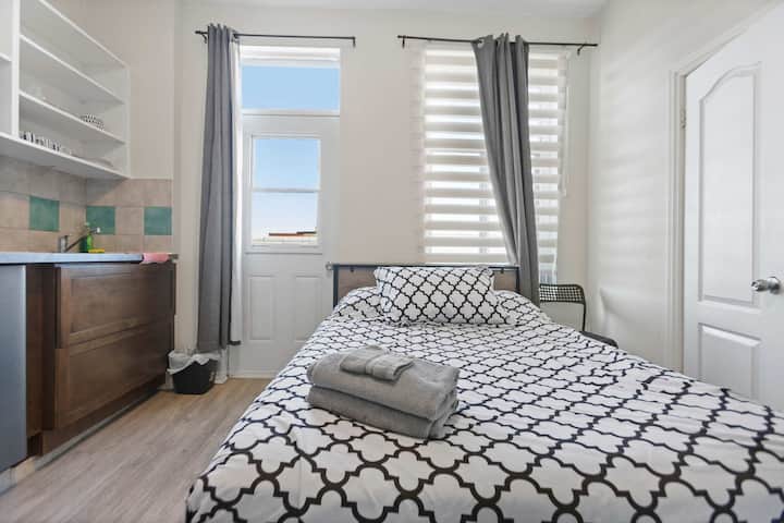 Stylish Studio In The Heart Of Little Italy - Montreal