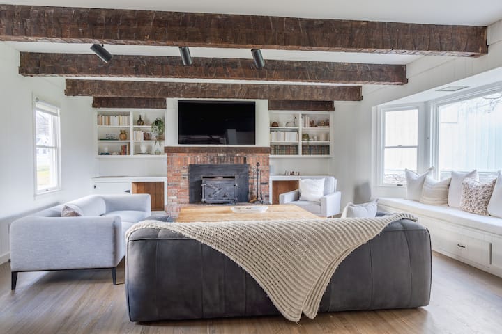 Creekside Farmhouse: Private Pond & Hot Tub - Middletown, NY