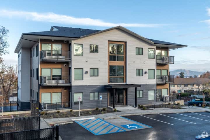 Modern 2br/2ba Flat - Ada & Pet Friendly - Spokane, WA