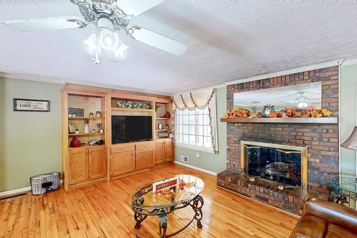 Pool, Fire Pit & Pond: Angler's Retreat In Griffin - Griffin, GA