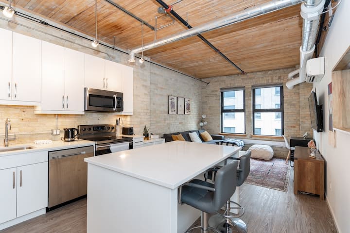 New! Lofty Vibe! One Bdrm In Exchange District - Winnipeg