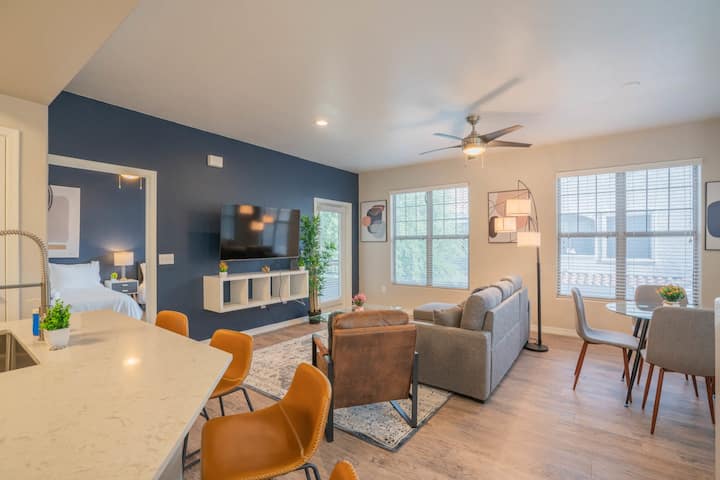 Luxury Oasis W/ Gym+pool+parking+w/d+balcony - Phoenix, AZ