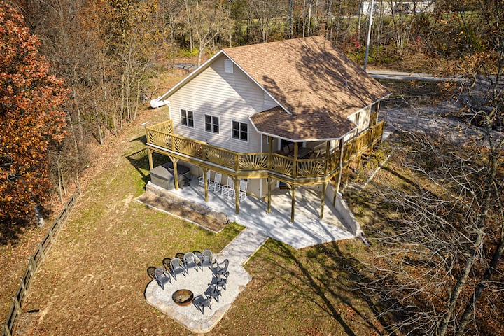 3br Ridge Home · Hot Tub, Firepit & Valley Views - Carbondale, IL