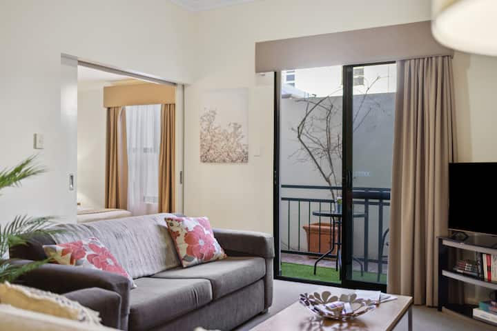 Northbridge Escape: Poolside Comfort & Wifi - Perth
