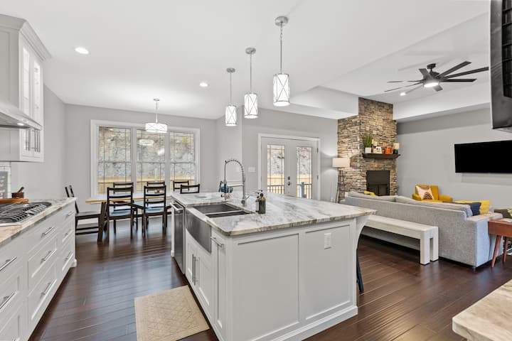 Arch Fun Lodge - Game Room, Theater, Hottub & View - Clay City, KY