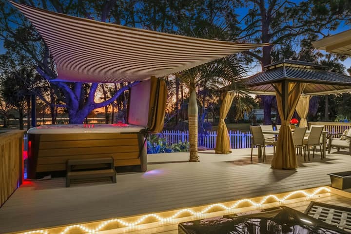 3br Lakefront Home With Hot Tub, Gazebo, Firepit - Naples, FL