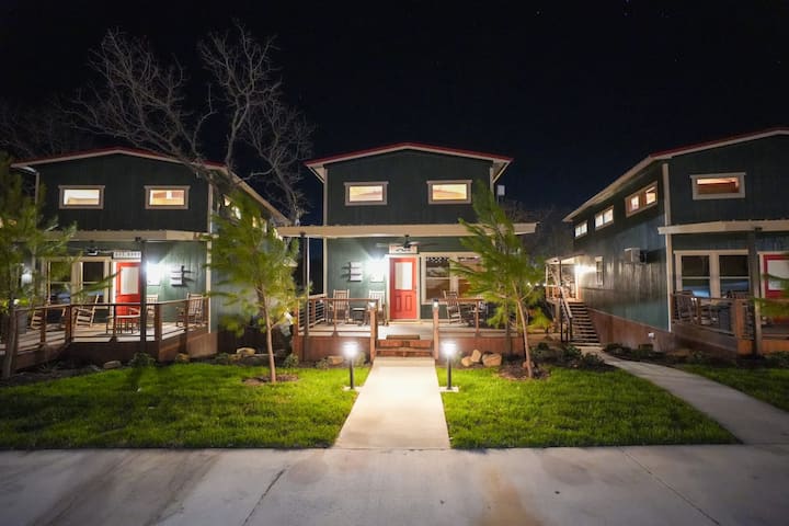 Cozy Modern Lux Cabin, Hot Tub, Firepit, Games - Runaway Bay, TX