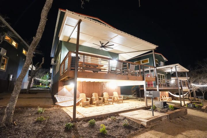 Campqyb- Modern Lux Cabin, Hot Tub, Firepit, Games - Runaway Bay, TX