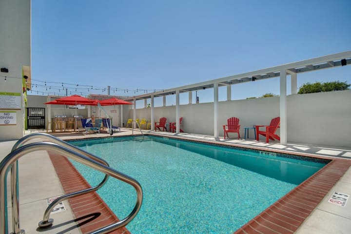 4 Spacious Units W/ Kitchen! Breakfast & Parking! - Santa Ana