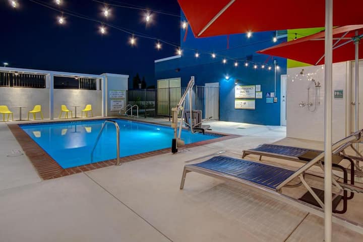 Private Paradise W/ Kitchen! 2 Relaxing Units! - Santa Ana, CA