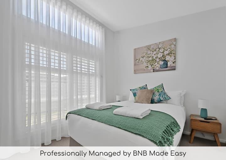 The Elm Apartments - The Sunshine Room - Orange
