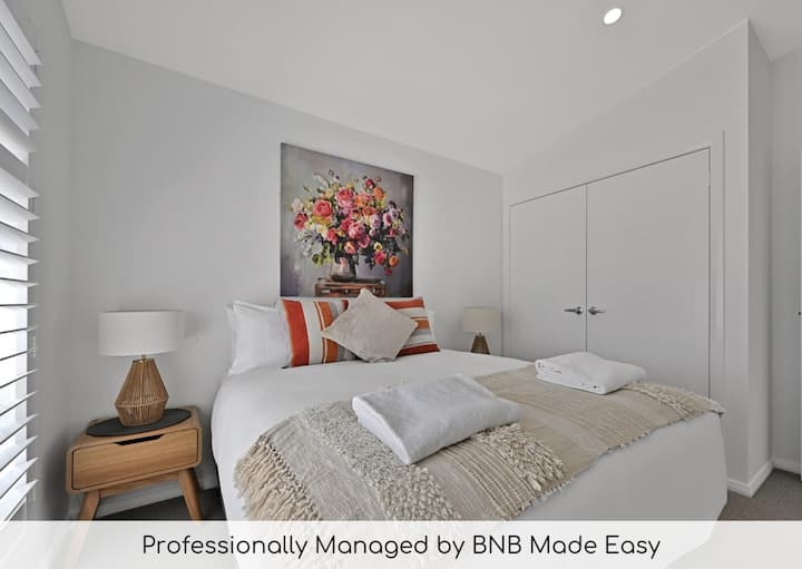 The Elm Apartments - The Orange Room - Orange