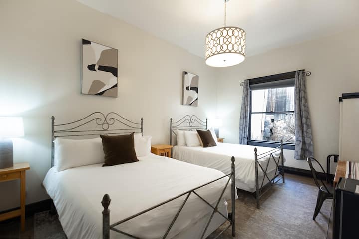 Deluxe Room At The Block - Bisbee, AZ