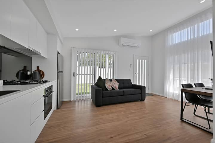 The Elm Apartments - The Green Room - Orange