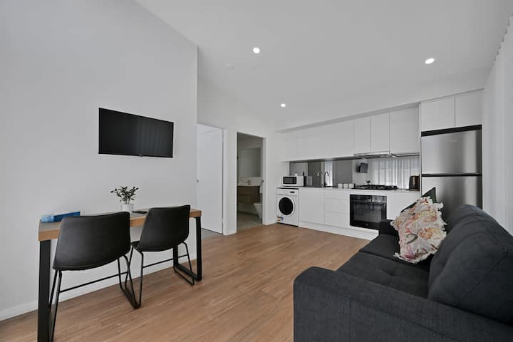 The Elm Apartments - The Green Room - Orange
