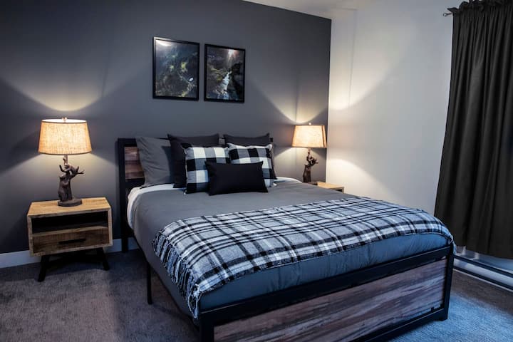 Absolutely Revy - Ground Level Condo With Hot Tub - Revelstoke