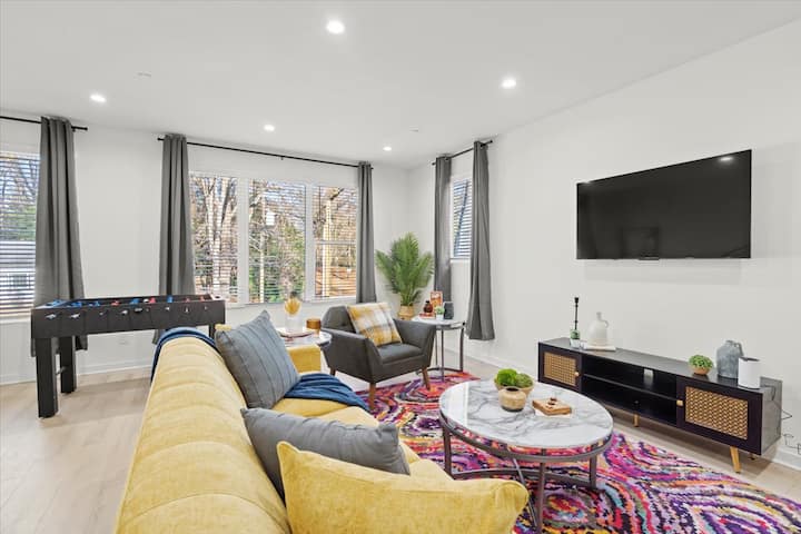 Stylish Stay With Rooftop Views And Garage Access - 夏洛特