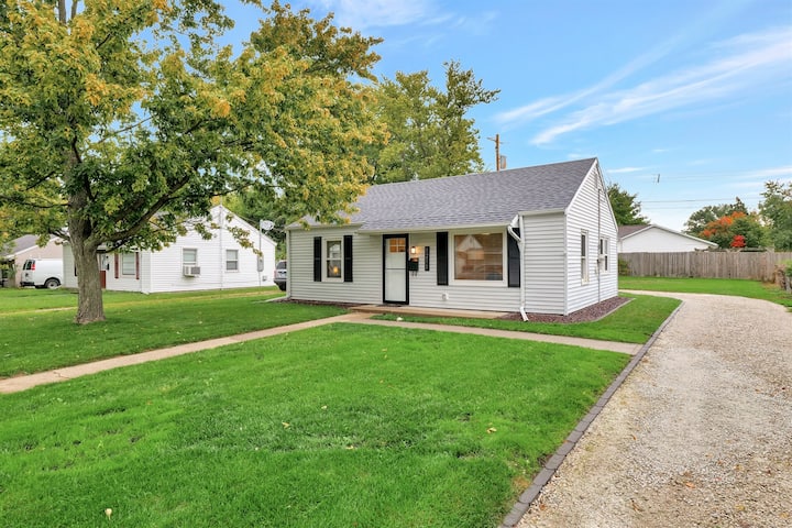 Charming 2bd Home With Modern Touches - Illinois