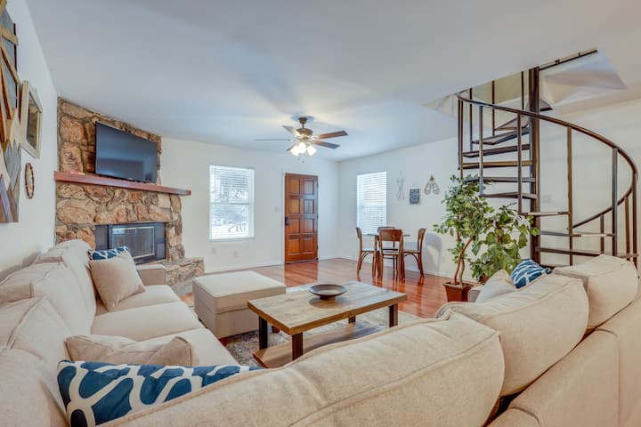 Mountainside Bliss: Red River Getaway W/ Fireplace - Red River, NM