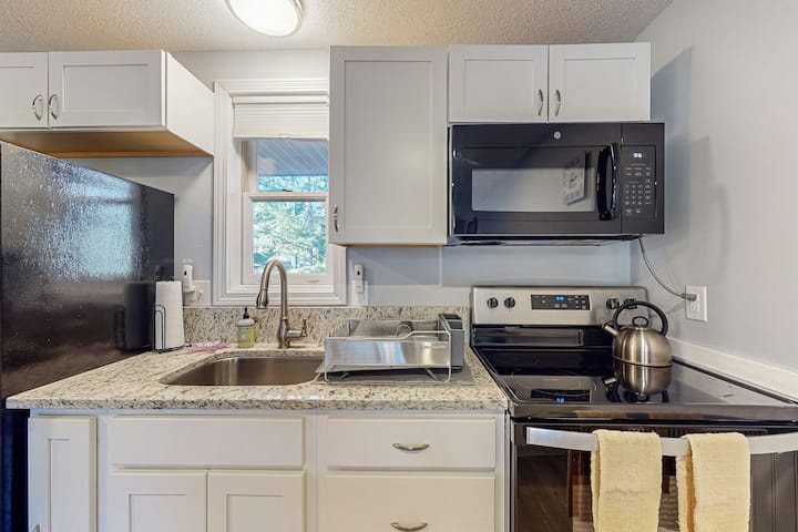 1br With Pool & Tennis, Walk To Lake Winnipesaukee - Gilford, NH