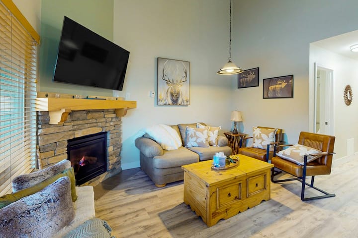 Condo Near Skiing With Hot Tub & Pool, Sleeps 8 - 게노아