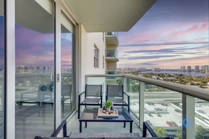 Beachside Bliss: 1br + Amenities, Free Parking - Sunny Isles Beach, FL