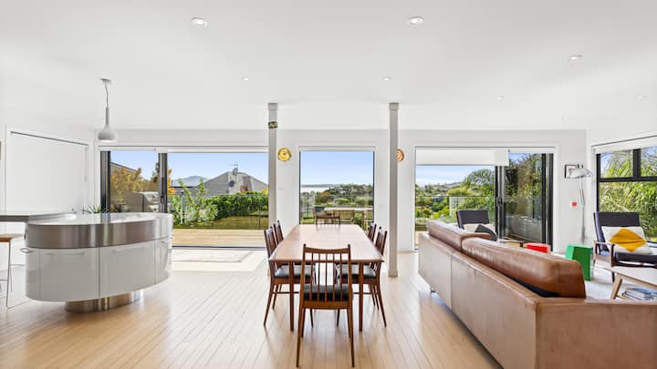 Stunning Poolside Residence | By Furnished Rentals - Auckland