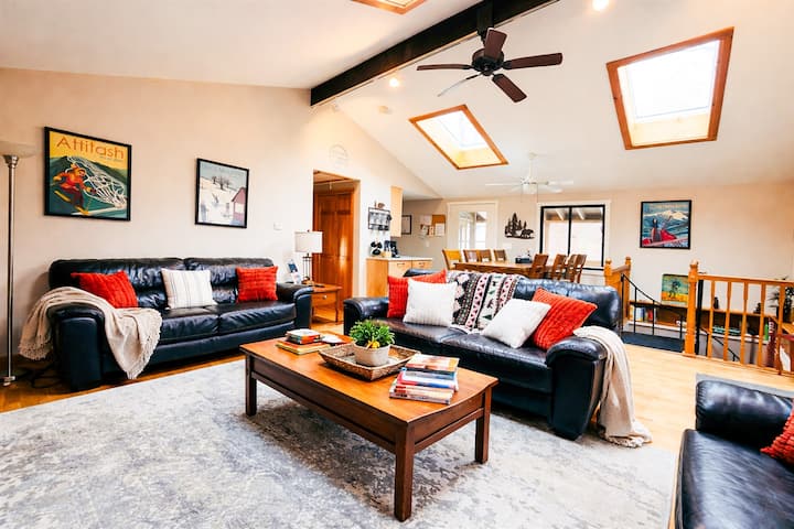 Cozy Chalet Near Downtown | Firepit + Porch | Pets - North Conway, NH