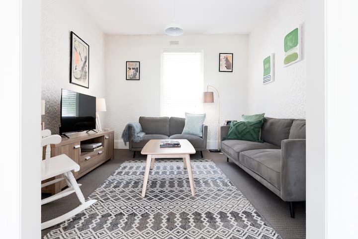 Charming Inner City Stay With Parking & Wifi - Riverside