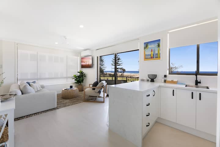 Beachfront Studio With Balcony & Stunning Views - Coolangatta