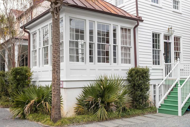 Casa Zoë: Bright Charleston Cottage Near King St. - Charleston, SC