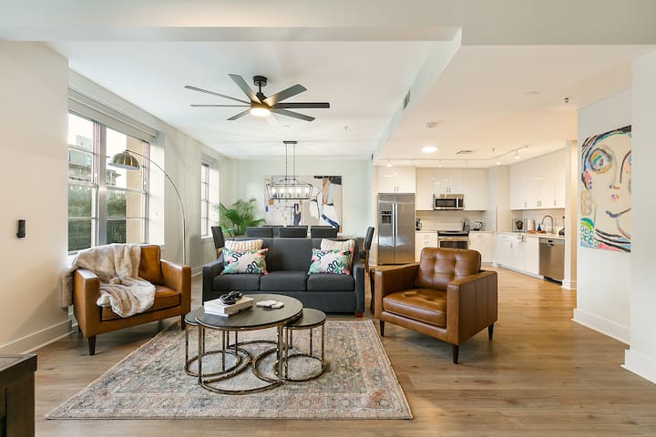 Spacious 4-bed Condo Steps From French Quarter - New Orleans, LA