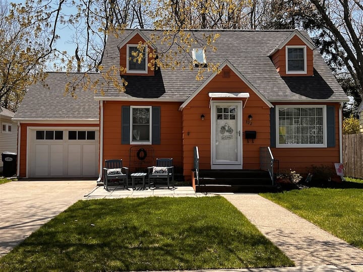 Cape Cod Style Close To Beach - South Haven, MI