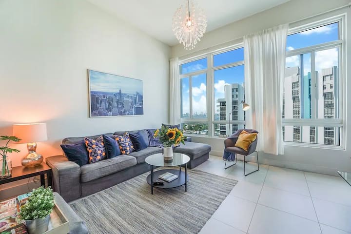 Castle Ph11 Penthouse With Balcony, Pool & Parking - Miami Beach, FL
