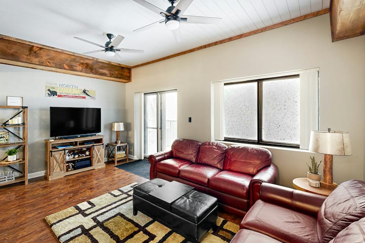 Completely Redone 2br With Views, Pool & Hot Tubs - Sugar Mountain, NC