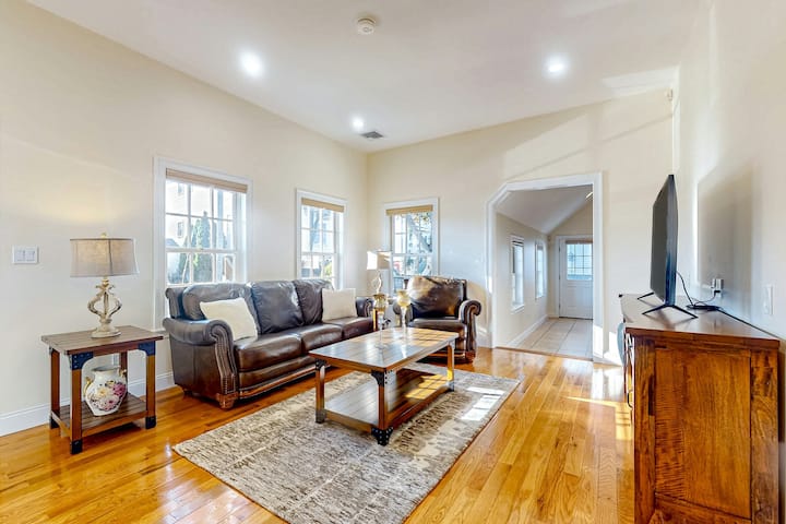 2br Centrally Located Home With Large Patio & Ac - Half Moon Beach, Gloucester