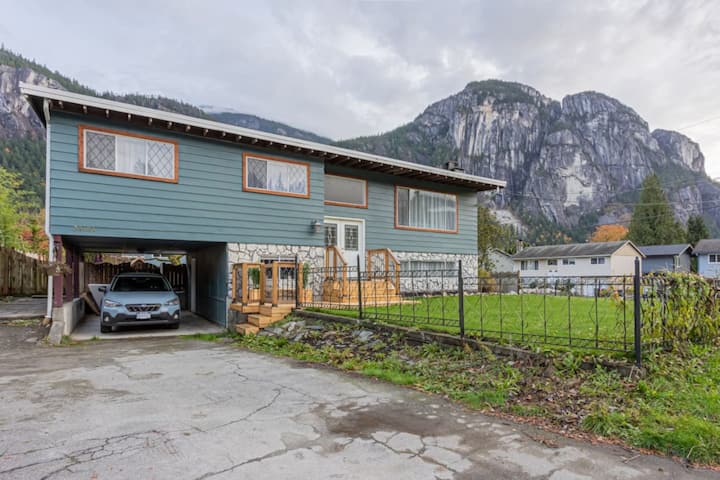 Chief View Mountain Escape - Squamish