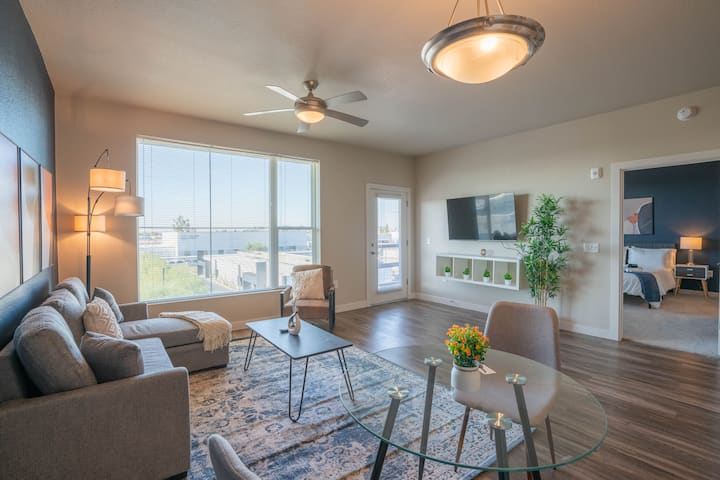 Prime Spot Apt  | Pool, Gym, Balcony, W/d, Parking - Tempe, AZ