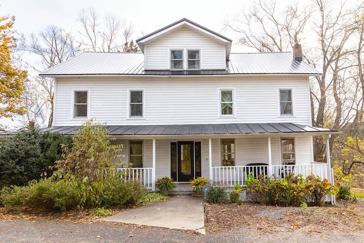 Sunflower Farmhouse - Stylish & Sleeps 12! - Hudson, NY