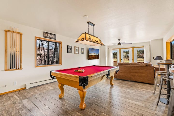 3-story Golf Course Haven - Central & Sleeps 14! - Flagstaff, AZ