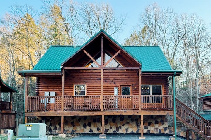 1 Mile To Parkway! Hot Tub + Pool Table + Arcade - Pigeon Forge, TN